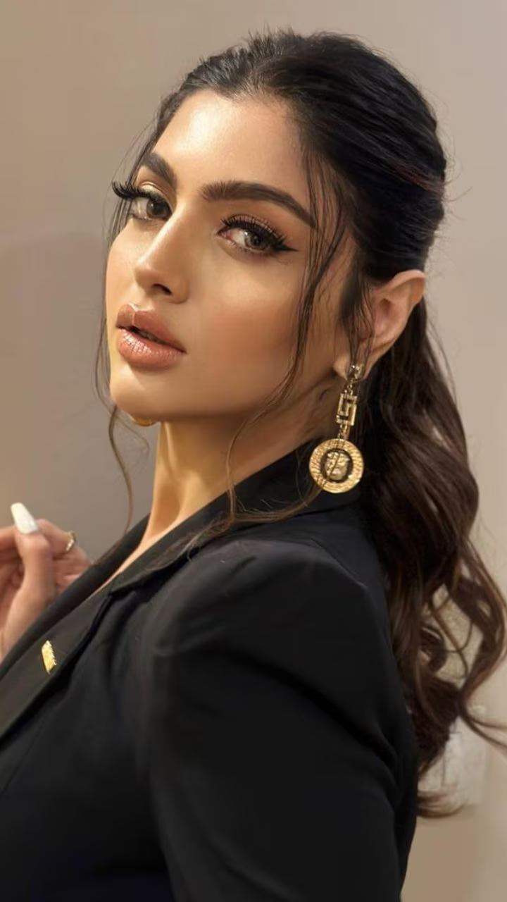 Actress Akanksha Puri Biography: Age, Career, Movies, Family, Boy ...